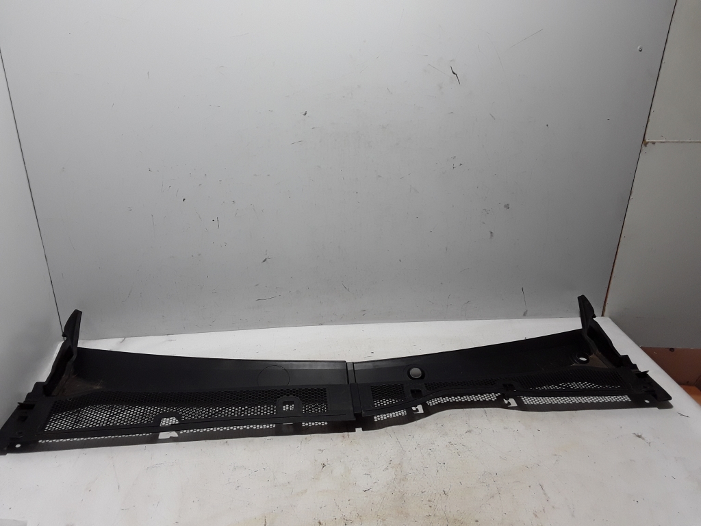 Used Peugeot 208 Windshield wiper mechanism trim to the glass 9820794480