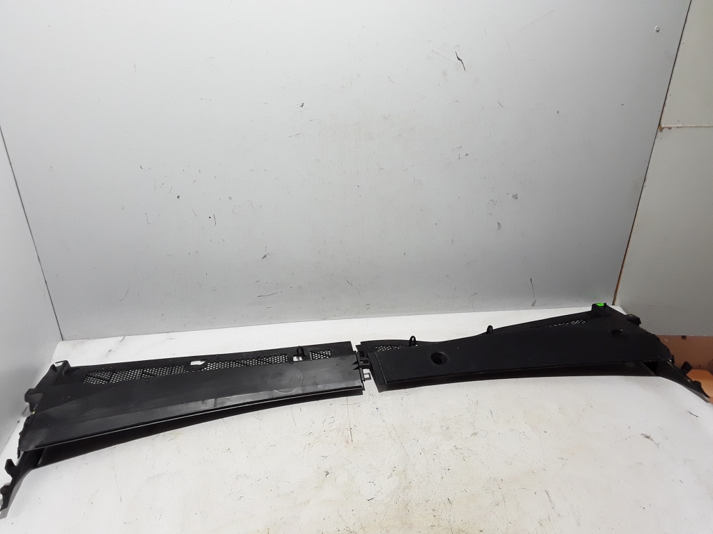 Used Peugeot 208 Windshield wiper mechanism trim to the glass 9820794480