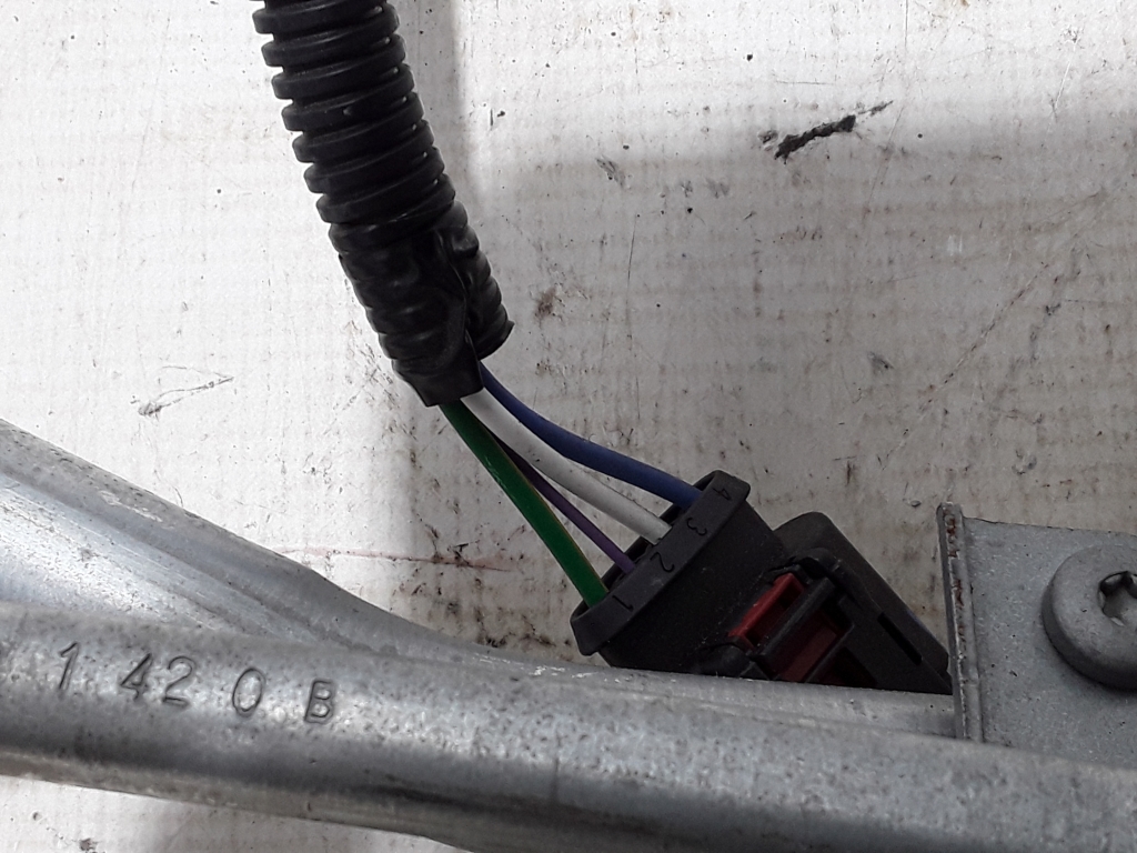 Used Peugeot 208 Windshield wiper mechanism 9824784980