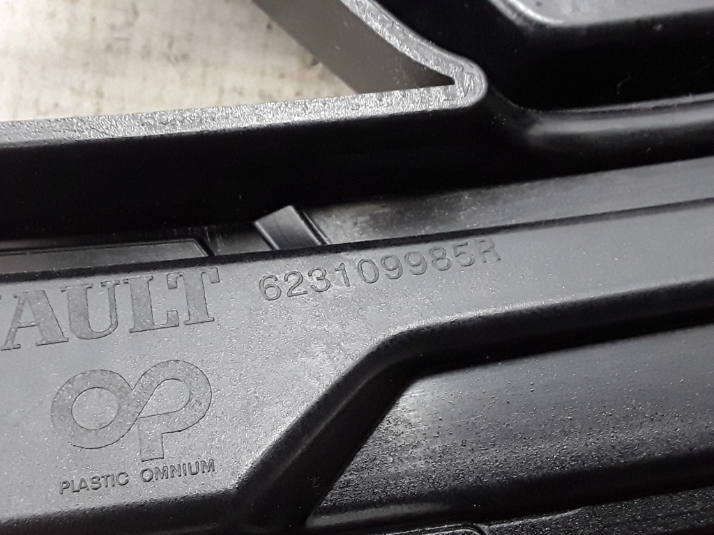 Naudotas RENAULT Megane Priekinės grotelės 623109985R