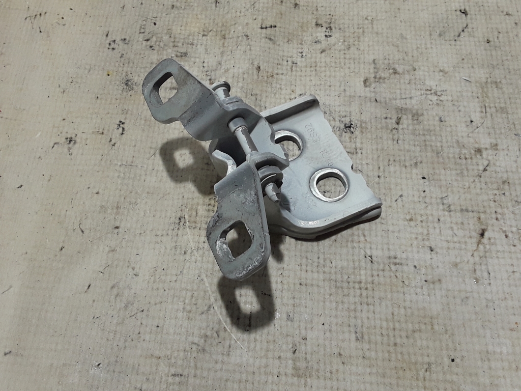 Used Dacia Sandero Front door top hinge 804209726R
