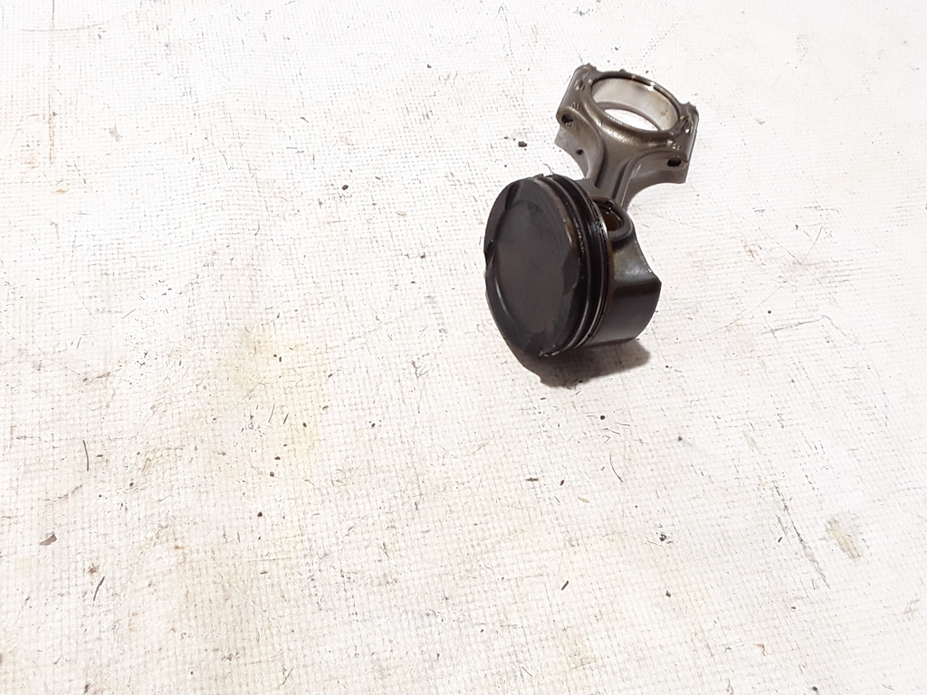 Used VOLVO V60 Piston and its parts 32213692