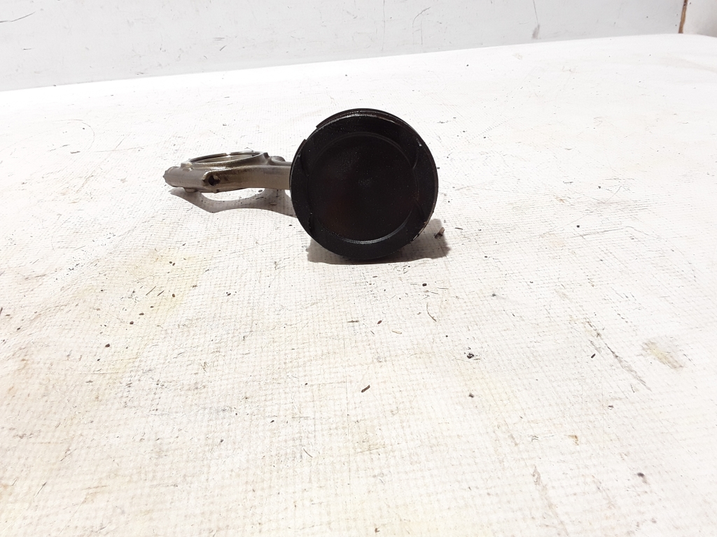 Used VOLVO V60 Piston and its parts 32213692
