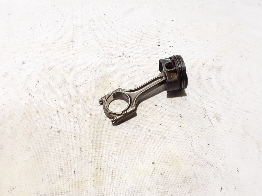 Used VOLVO V60 Piston and its parts 32213692