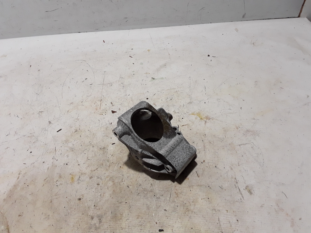 Naudotas VOLVO XC60 Priekinio pusašio laikiklis 32325434