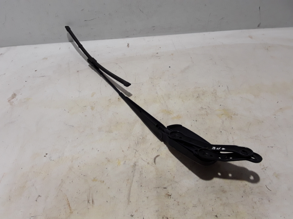 Used Mercedes Benz GLA-Class Windshield wiper blade A1768203400