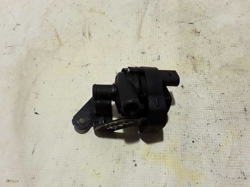 Used Mercedes Benz GLA-Class Circulation pump A2118350028