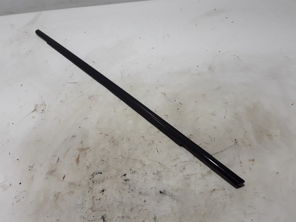 Used VOLVO V90 Rear side door strip to glass outer 31479572