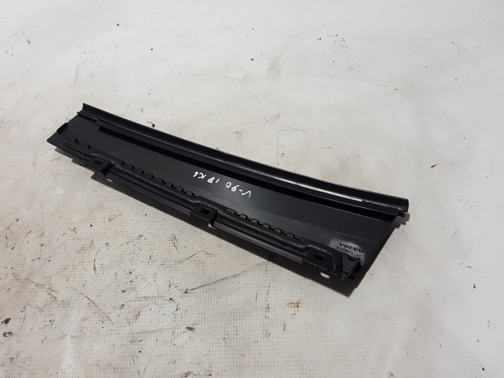 Used VOLVO V90 Other detail of the rear side door 31378625