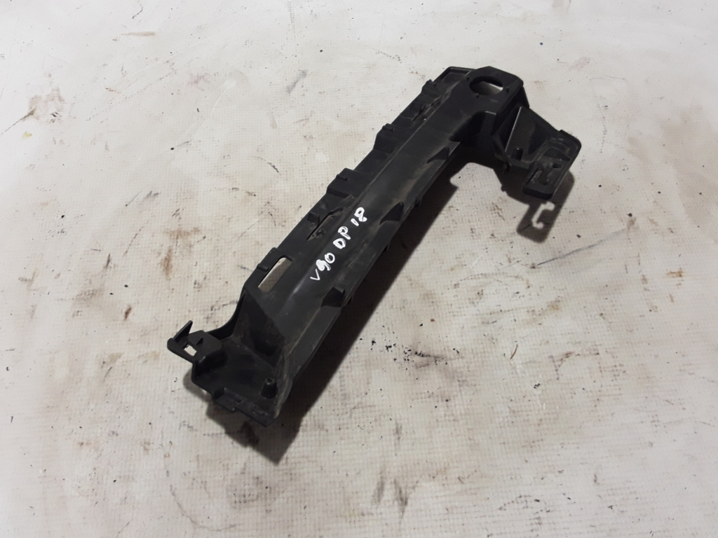 Used VOLVO V90 Other part of the front bumper 31383908