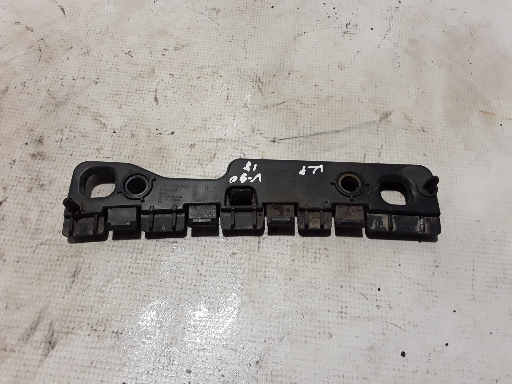 Naudotas VOLVO V90 Išorinės slenksčio apdailos laikiklis 31386127