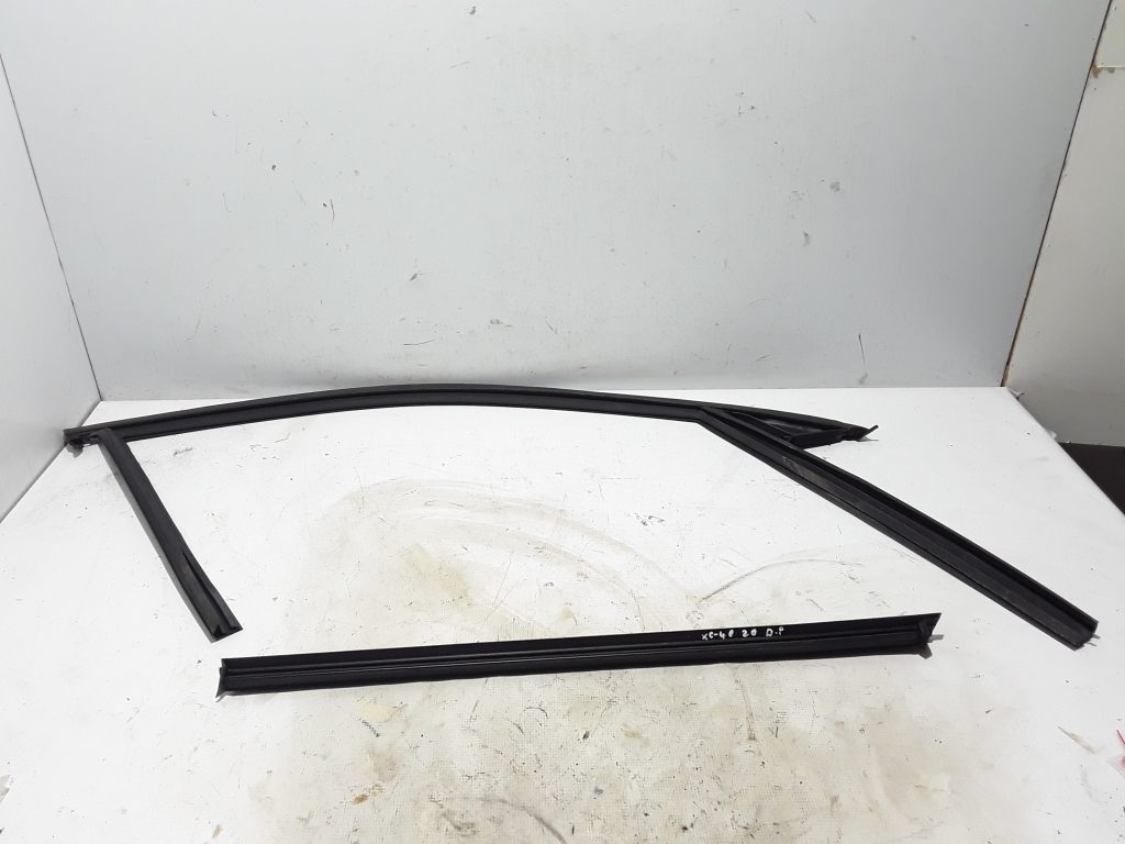 Naudotas VOLVO XC40 Priekinių durų sandarinimo guma 32237972