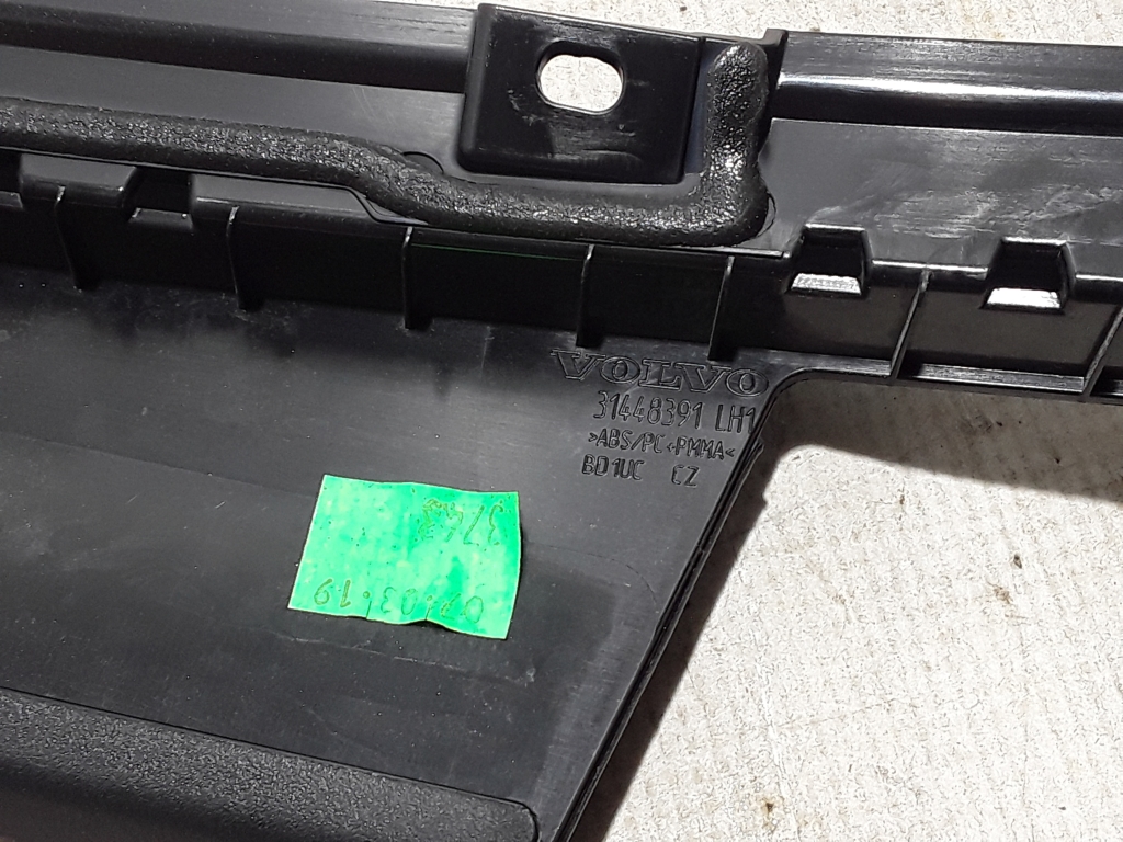 Used VOLVO XC40 Front door strip to the glass exterior 31448391