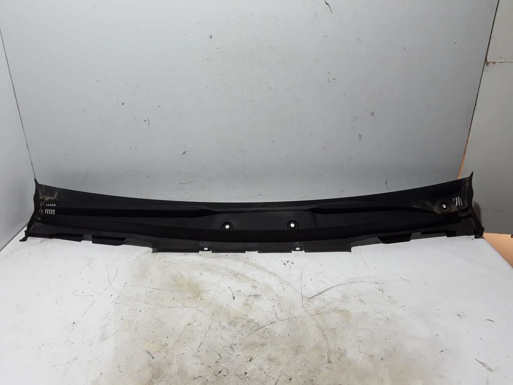 Used Mercedes Benz GLE-Class Windshield wiper mechanism trim to the ...