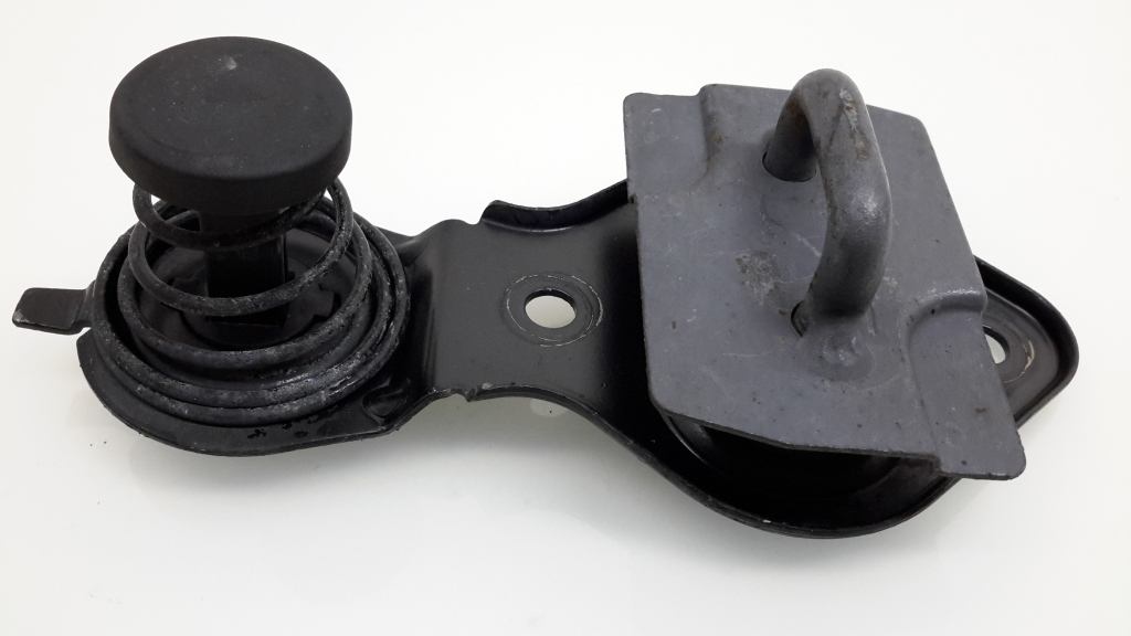 Naudotas Mercedes Benz E-Class Variklio gaubto kita detalė A2118800360