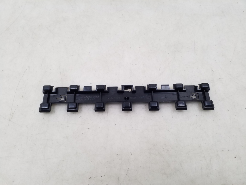 Naudotas Mercedes Benz G-Class Išorinės slenksčio apdailos laikiklis ...