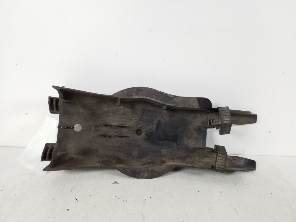 Naudotas Mercedes Benz E-Class Galinio tilto kita detalė A2133520700