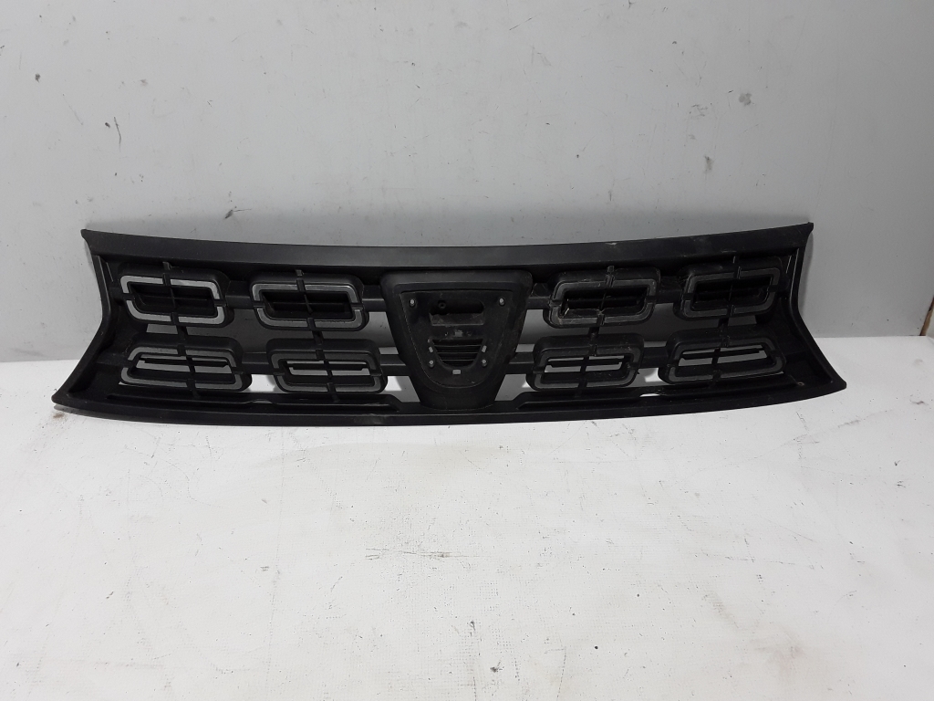 Used Dacia Duster Front grille 623103440R