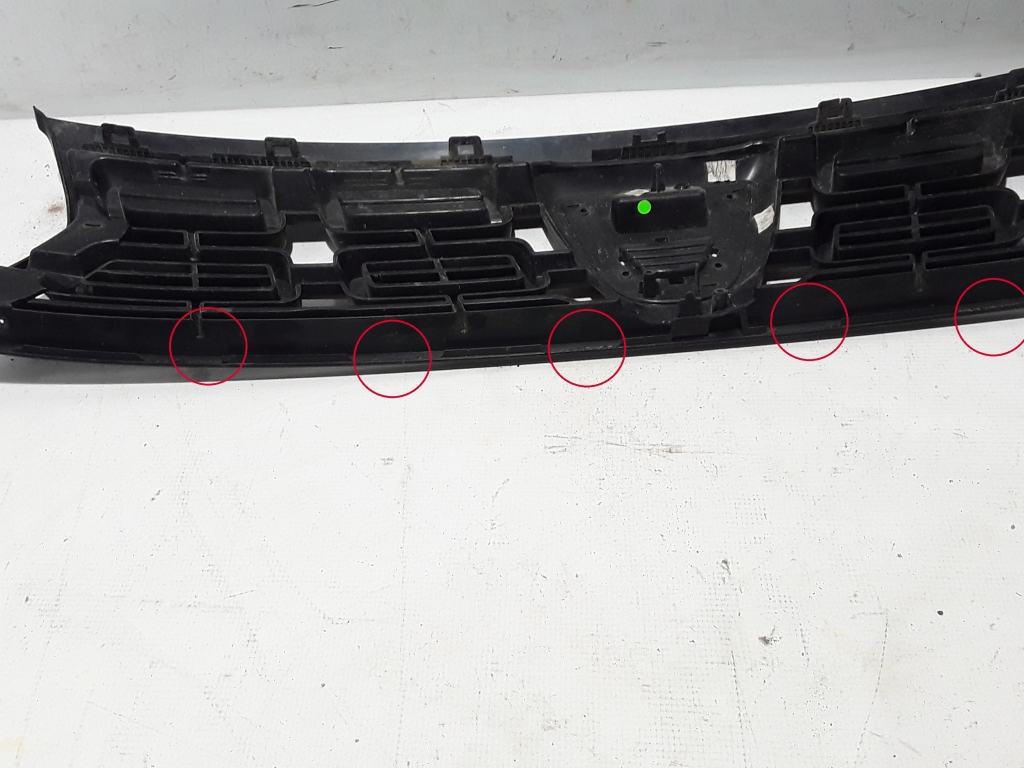Used Dacia Duster Front grille 623103440R