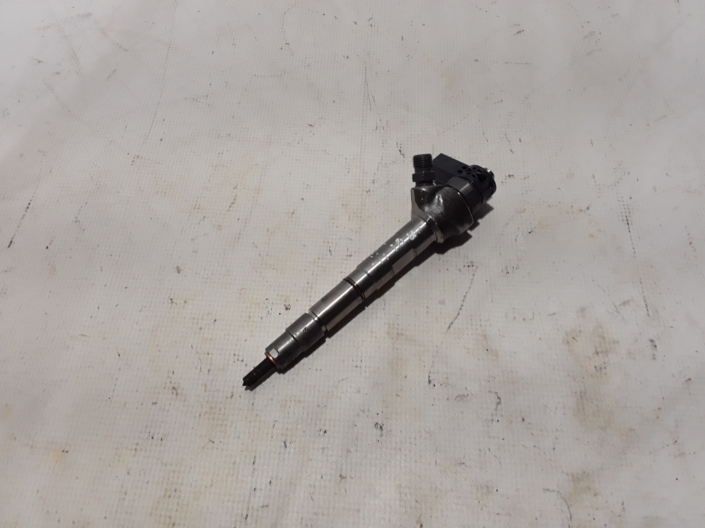 Used Volkswagen Caddy Fuel injector 04L130277AC