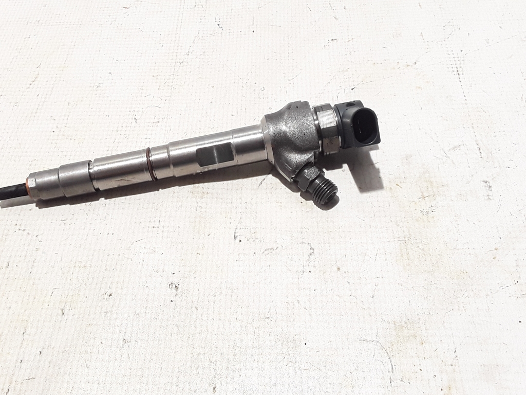 Used Volkswagen Caddy Fuel injector 04L130277AC