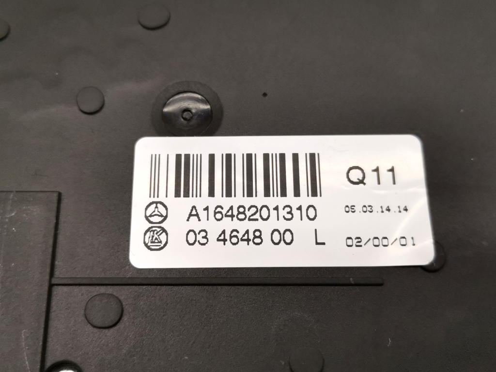 Naudotas Tesla Model S Priekinės sėdynės valdymo jungiklis A1648201310