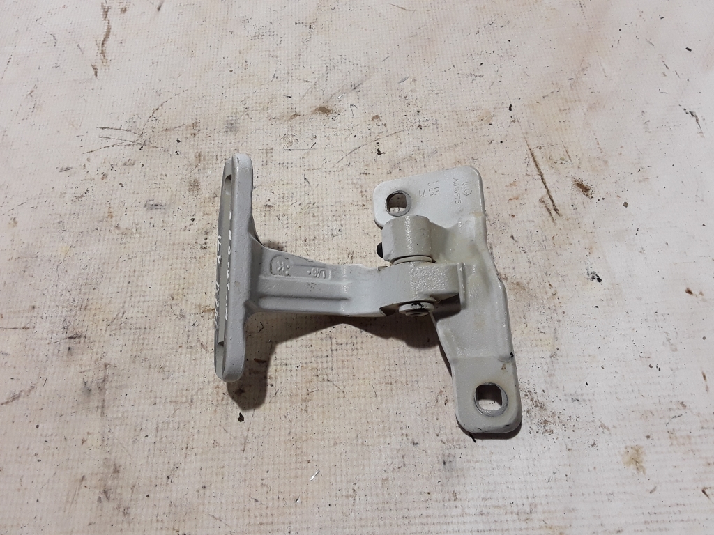 Used Mercedes Benz Sprinter Front door lower hinge A9107201400