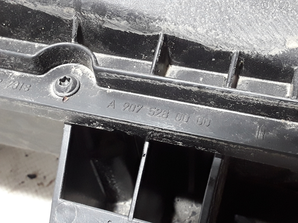 Used Mercedes Benz Sprinter Air filter housing A9075280000