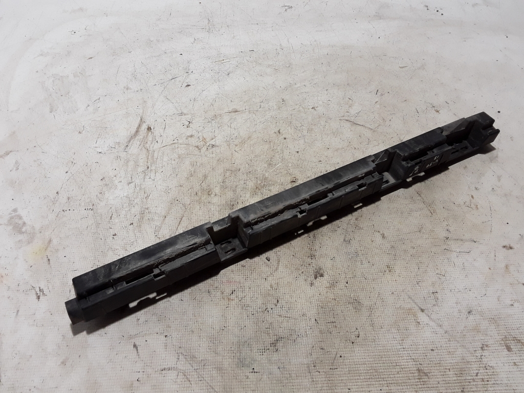 Used VOLVO V90 Exterior sill trim bracket 31386132