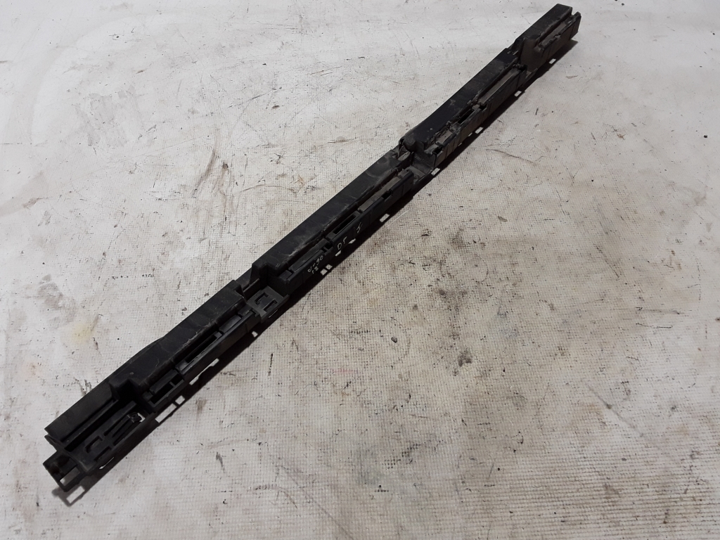 Used VOLVO V90 Exterior sill trim bracket 31386130