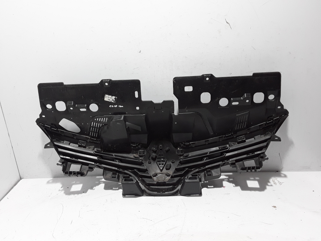 Used RENAULT Clio Front grille holder 622562901R