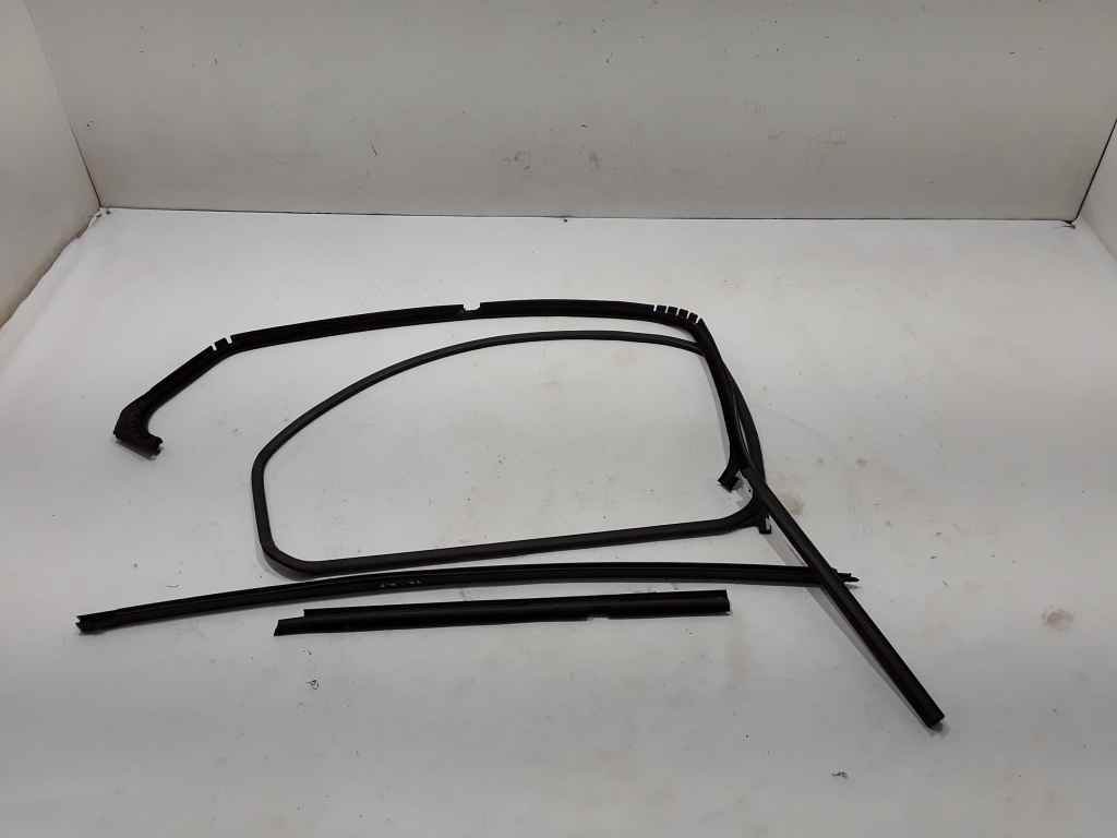 Used RENAULT Trafic Front door sealing rubber 803314865R
