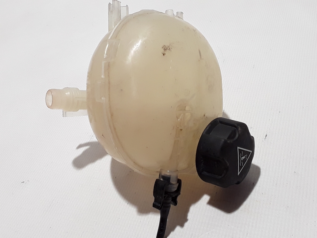 Naudotas Peugeot 208 Bakelis aušinimo skysčio 9824198680