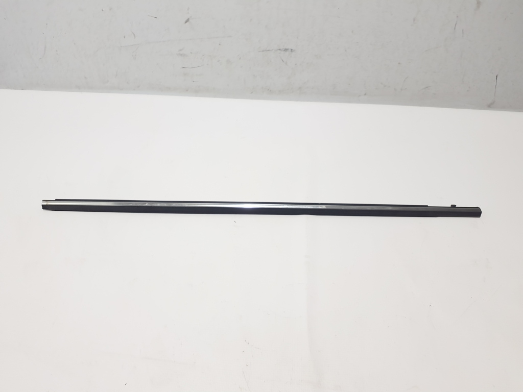 Naudotas TOYOTA CHR Priekinių durų juosta prie stiklo išorinė 7571010090