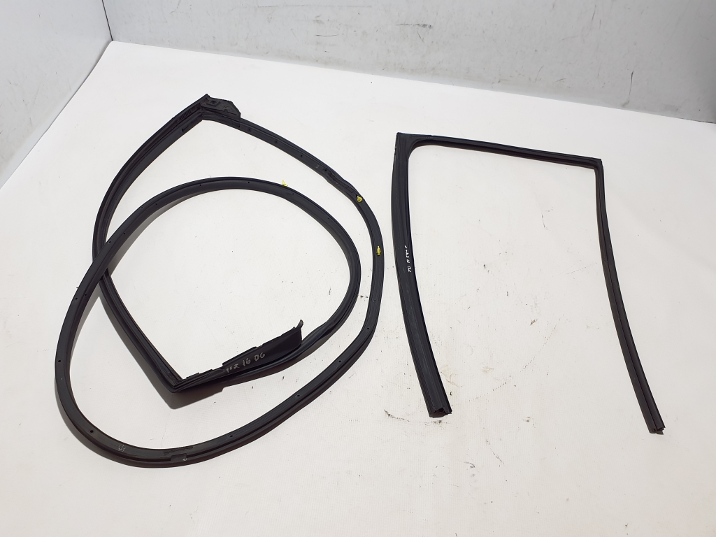 Used TOYOTA CHR Rear side door sealing rubber on the door 68142F4010