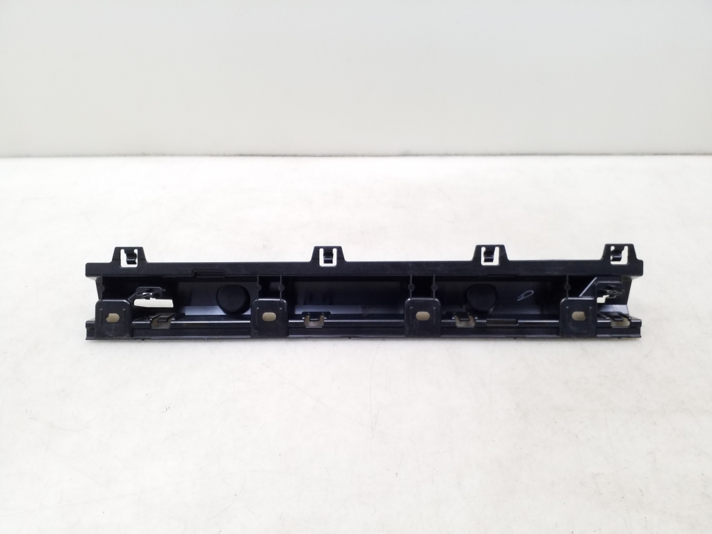 Used BMW 4 SERIES Exterior sill trim bracket 8737084