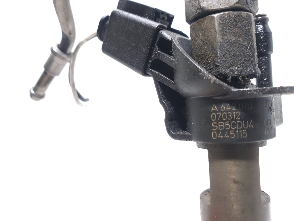 Used Mercedes Benz E-Class Fuel injector A6420701387 0445115064