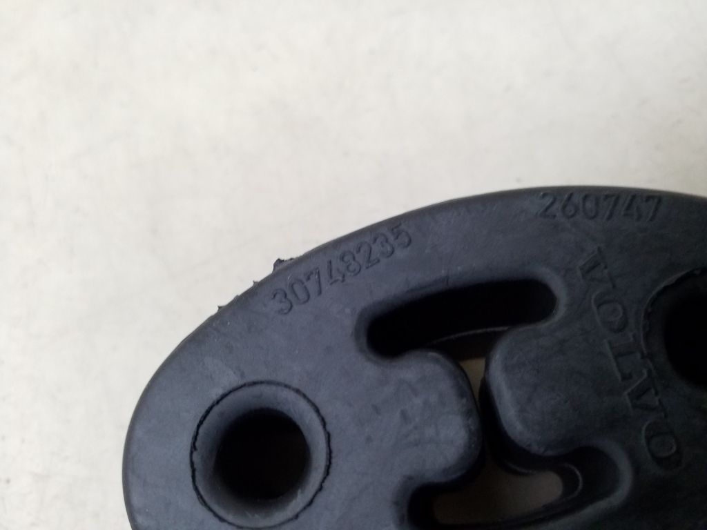 Used VOLVO V70 Muffler holder 30748235