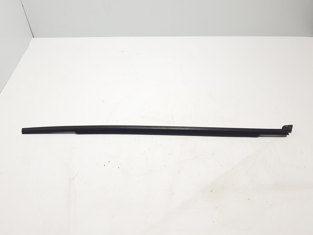 Used VOLVO XC60 Rear side door strip to glass outer 31693183