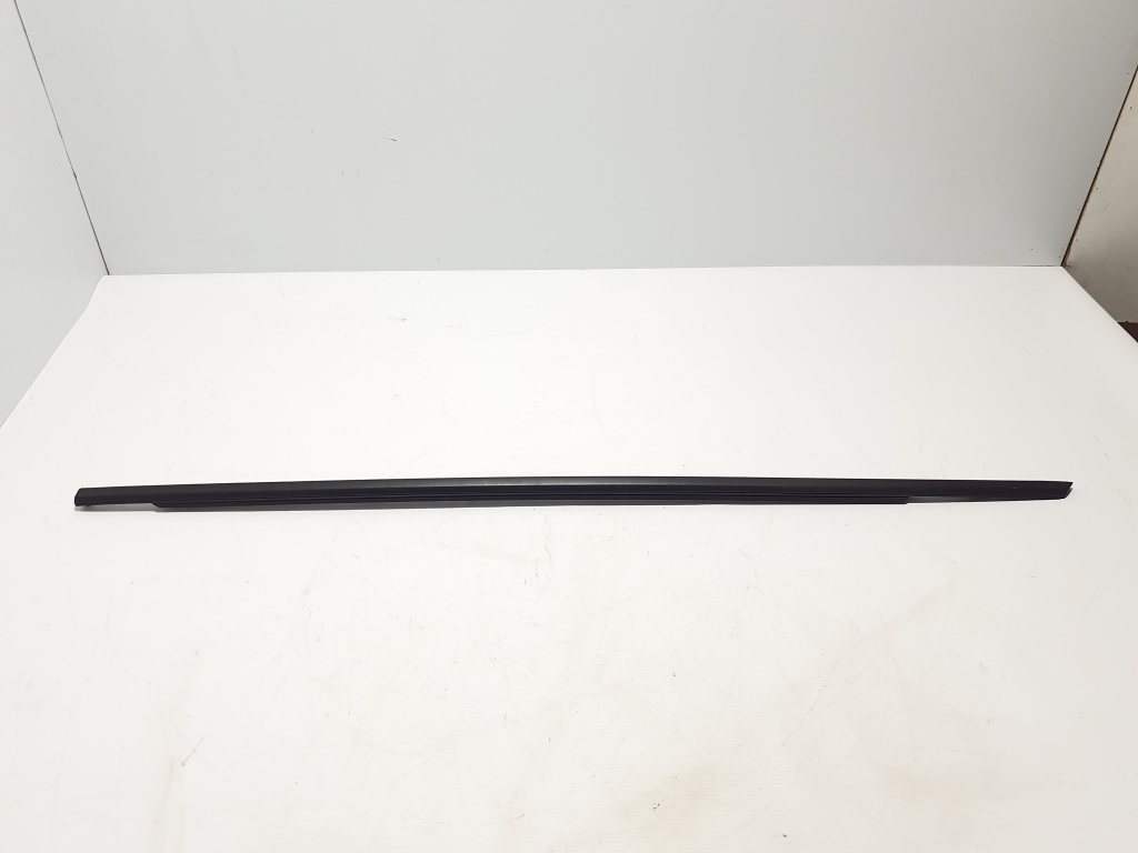 Used VOLVO XC60 Front door strip to the glass exterior 31693182