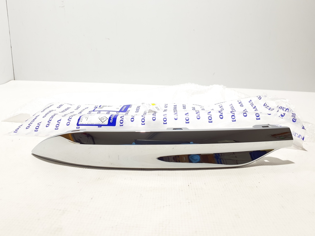Naudotas VOLVO XC60 Galinio bamperio apdailinė juosta 32227902