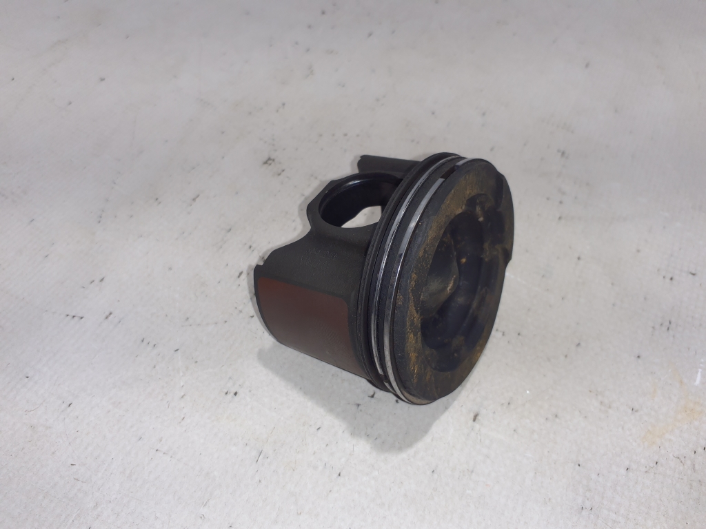 Used Mercedes Benz E-Class Piston and its parts A6540302900