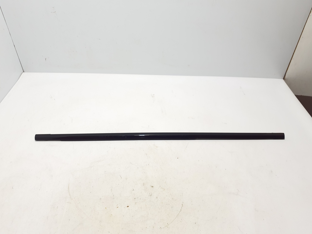 Used Land Rover Range Rover Rear side door strip to glass outer LR034042