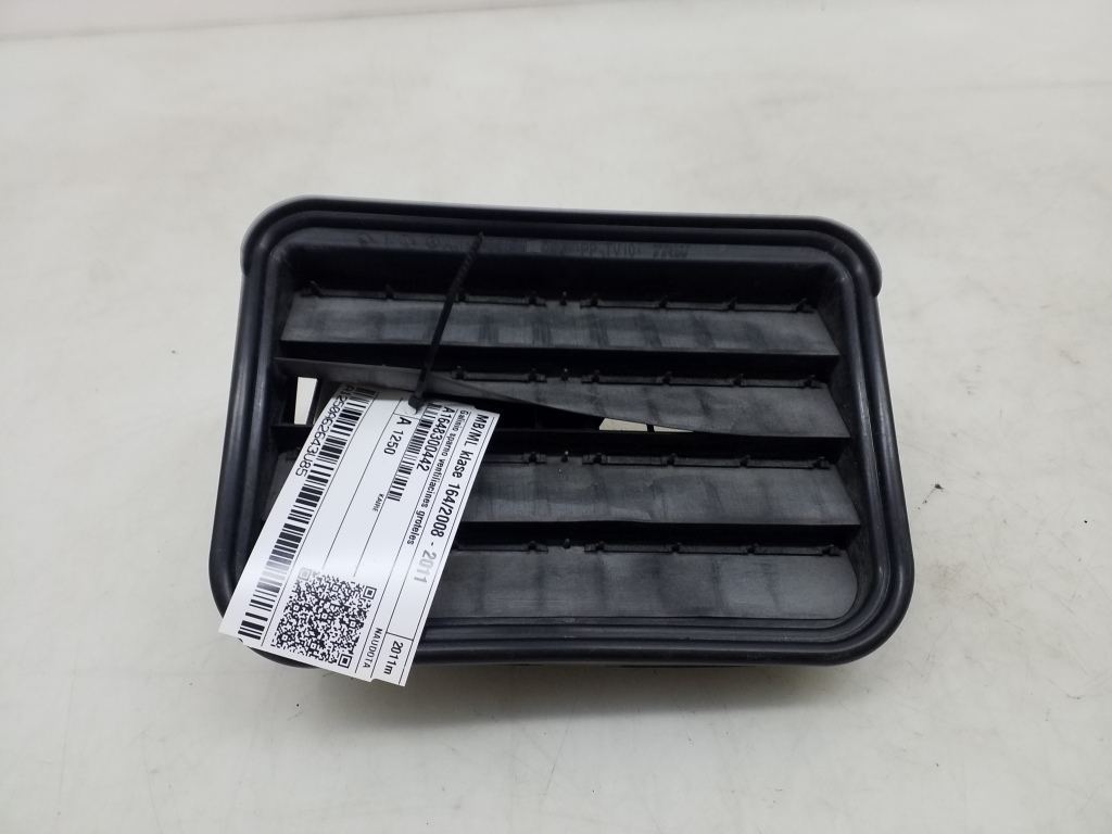 Used Mercedes Benz ML-Class Rear wing ventilation grille A1648300442