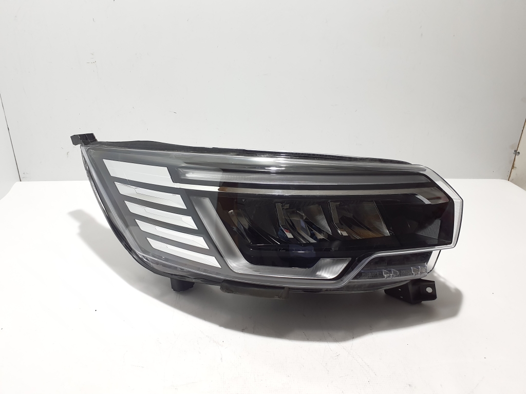 Used RENAULT Trafic Headlights 260102899R