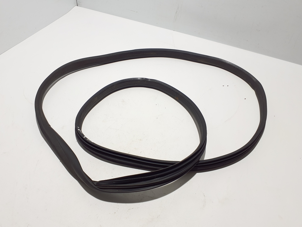 Used Dacia Dokker Front door sealing rubber 808329324R