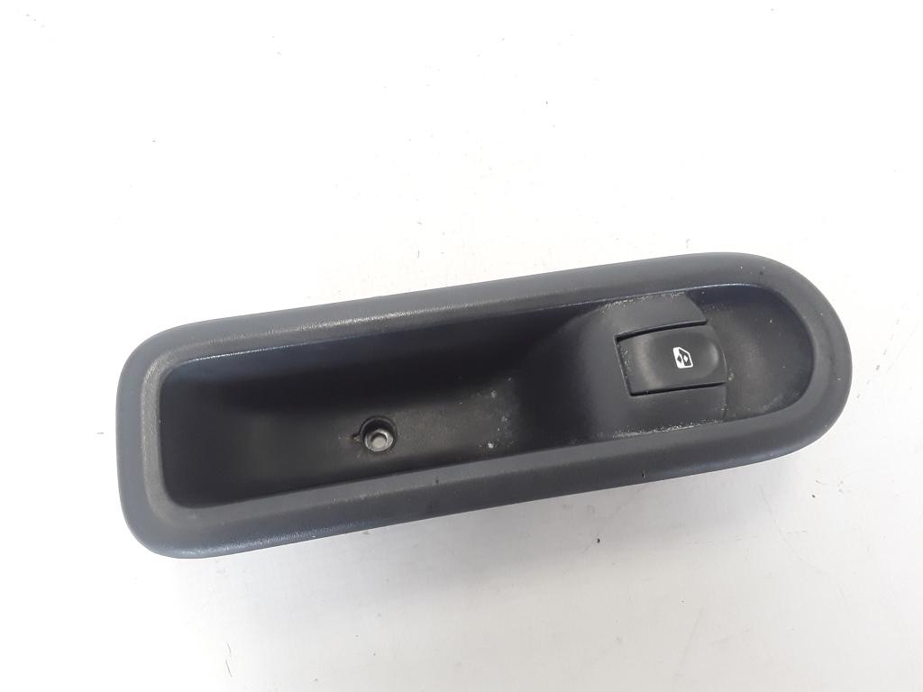 Used RENAULT Clio Internal opening handle for the front door 8200356517