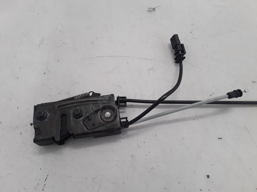 Used VOLVO XC90 Engine cover lock 31479754