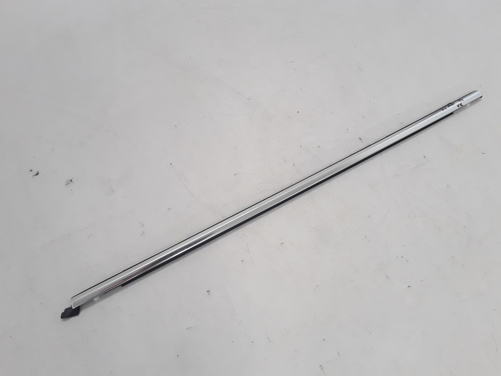 Used VOLVO XC90 Rear side door strip to glass outer 31479459