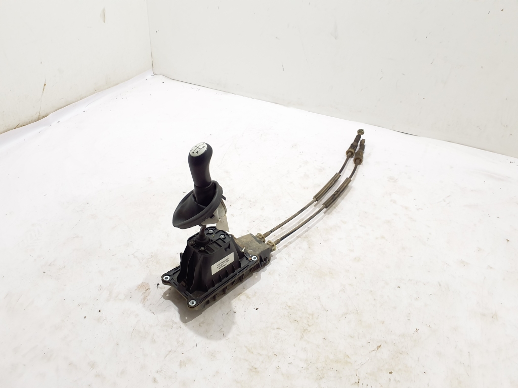 Used Dacia Duster Gear shift mechanism and its details 8200760429